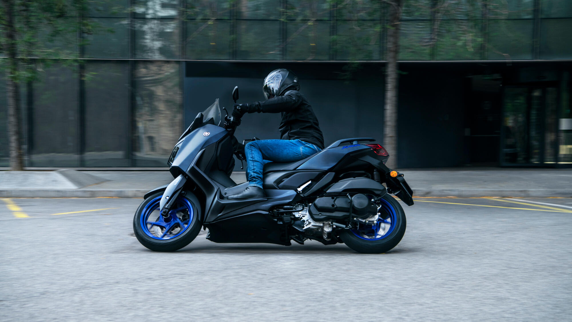 2023-Yamaha-XMAX125-EU-Icon_Blue-Action-007-03 – MOTODATA 摩托百科