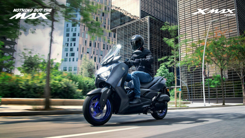 2023-Yamaha-XMAX125-EU-Icon_Blue-Keyvisual-001-03 – MOTODATA 摩托百科