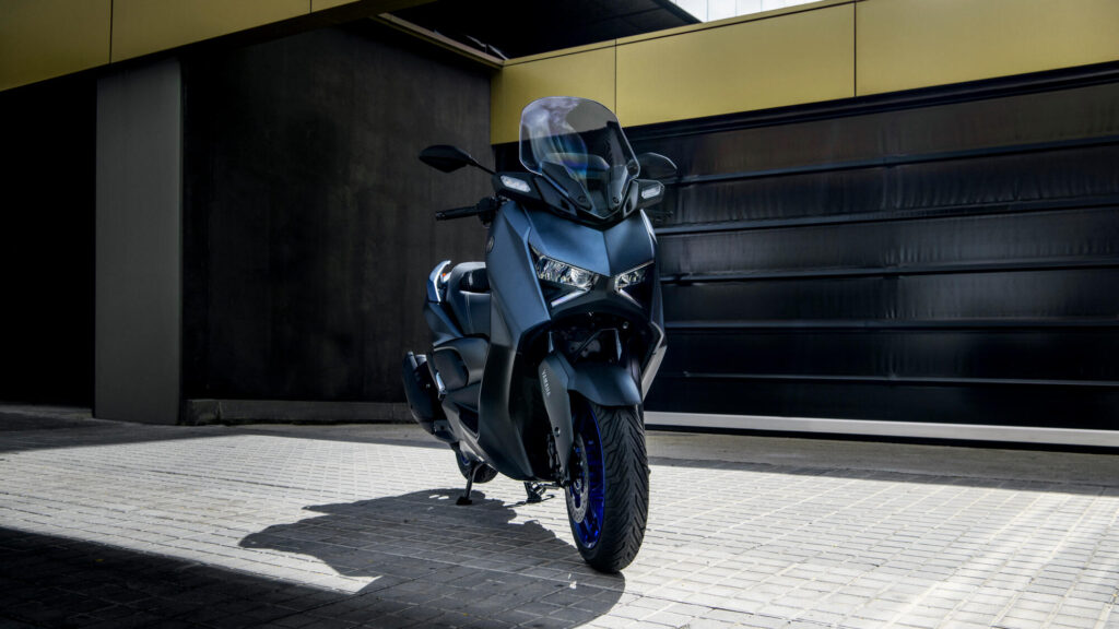 2023-Yamaha-XMAX125-EU-Icon_Blue-Static-002-03 – MOTODATA 摩托百科