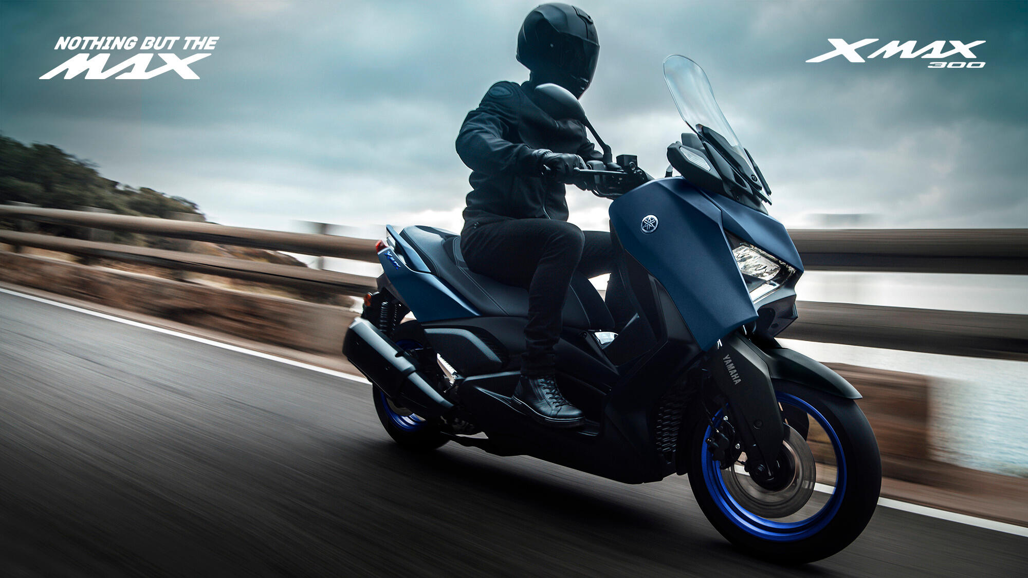 2023-Yamaha-XMAX300-EU-Icon_Blue-Keyvisual-001-03 – MOTODATA 摩托百科