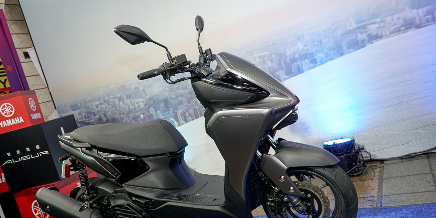 【現場採訪】智慧旅跑 YAMAHA AUGUR 155 發表！售價 NT$ 118,000，標配 TCS、ABS 還有可以導航的全彩儀錶板 ...