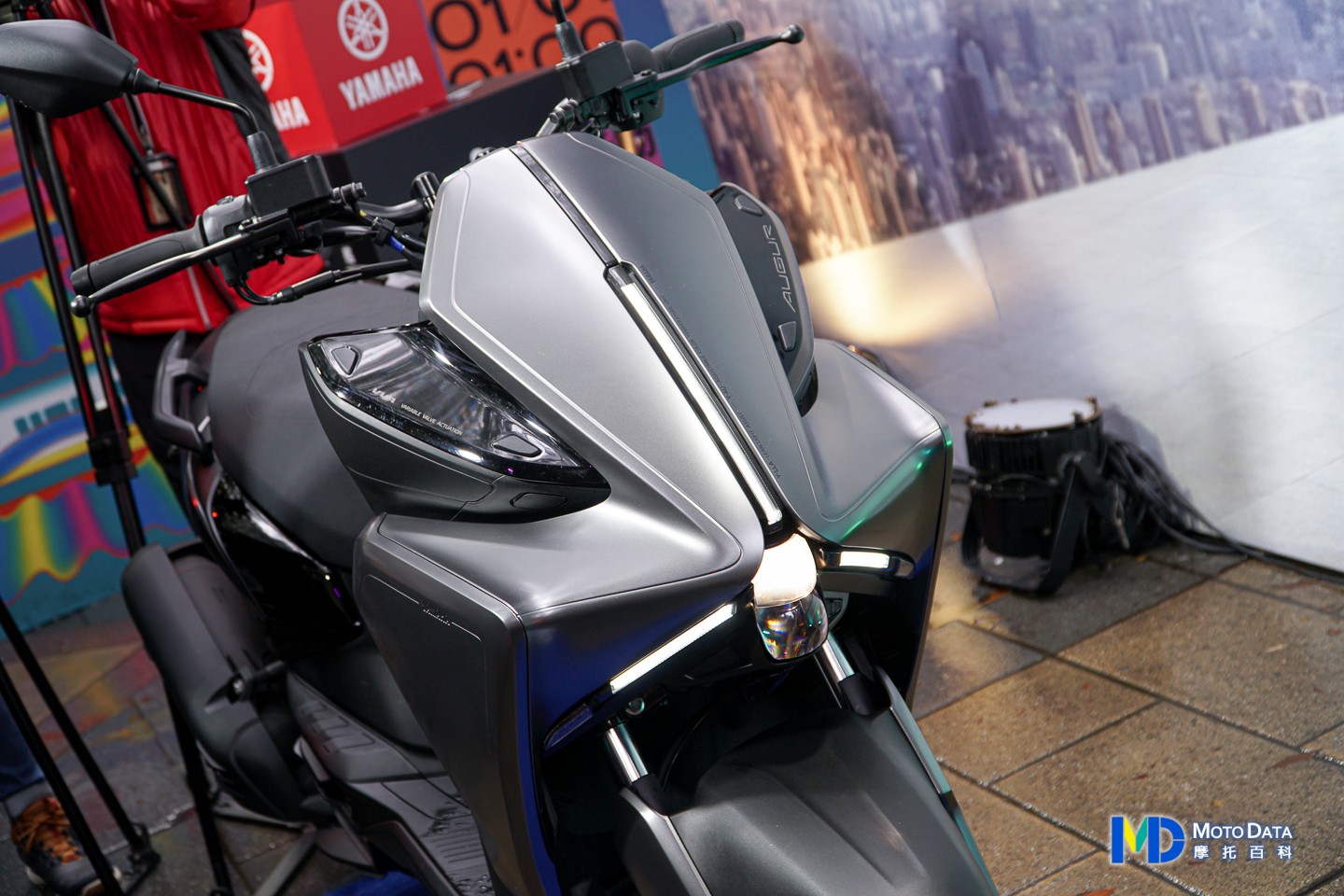【現場採訪】智慧旅跑 YAMAHA AUGUR 155 發表！售價 NT$ 118,000，標配 TCS、ABS 還有可以導航的全彩儀錶板 ...