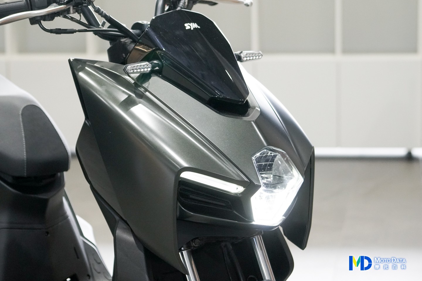 【實車採訪】VA 面板儀錶配上新世代引擎！2025 SYM MMBCU 小改款正式發表！ – MOTODATA 摩托百科