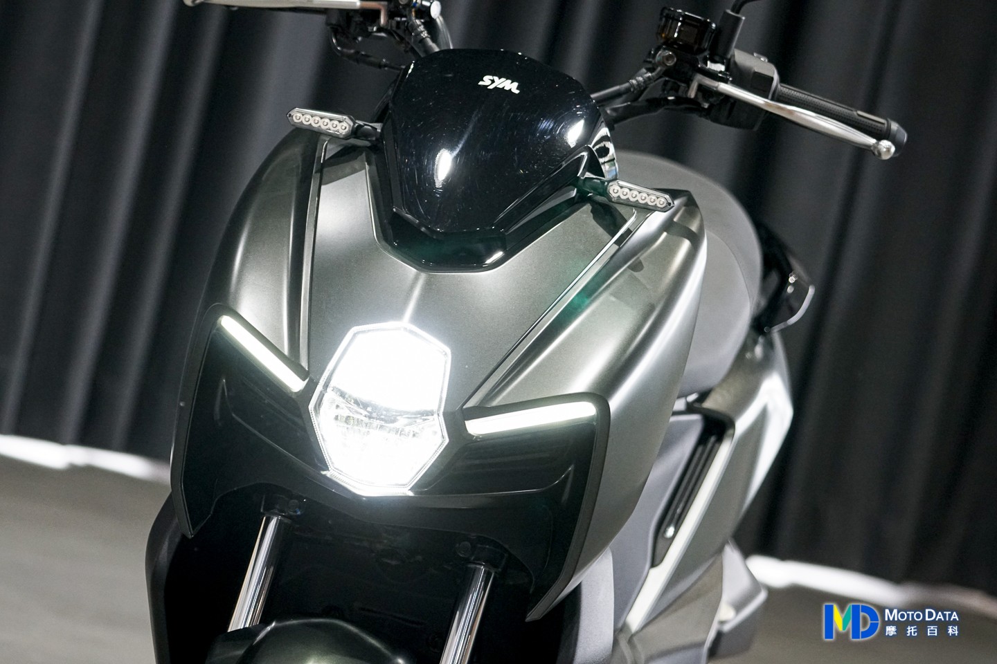 【實車採訪】VA 面板儀錶配上新世代引擎！2025 SYM MMBCU 小改款正式發表！ – MOTODATA 摩托百科
