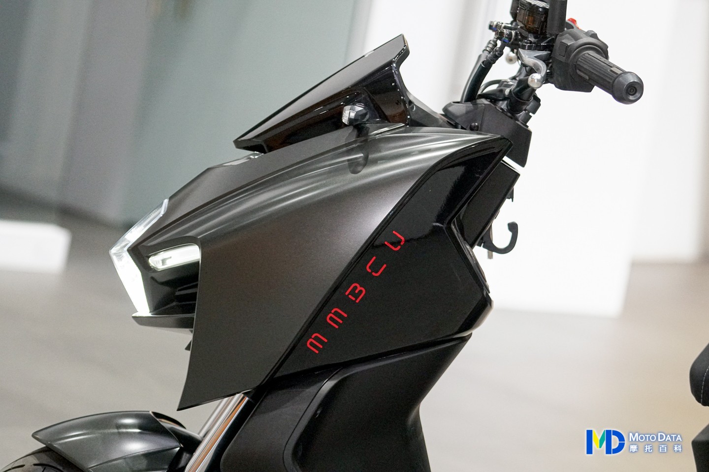 【實車採訪】VA 面板儀錶配上新世代引擎！2025 SYM MMBCU 小改款正式發表！ – MOTODATA 摩托百科