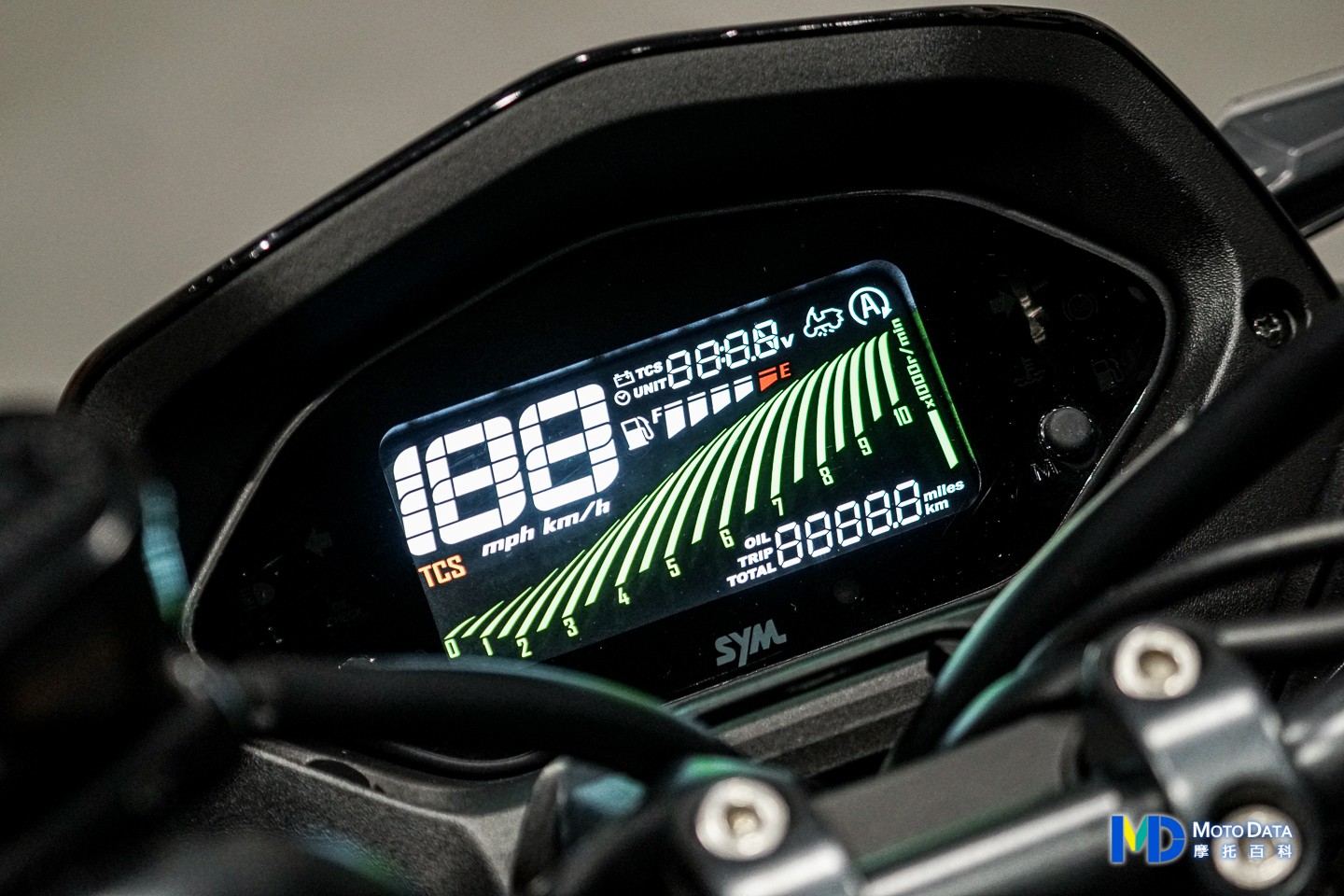 【實車採訪】VA 面板儀錶配上新世代引擎！2025 SYM MMBCU 小改款正式發表！ – MOTODATA 摩托百科