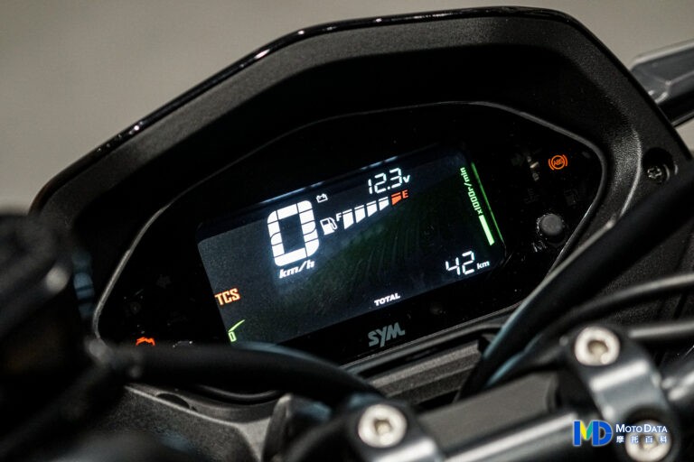 【實車採訪】VA 面板儀錶配上新世代引擎！2025 SYM MMBCU 小改款正式發表！ – MOTODATA 摩托百科