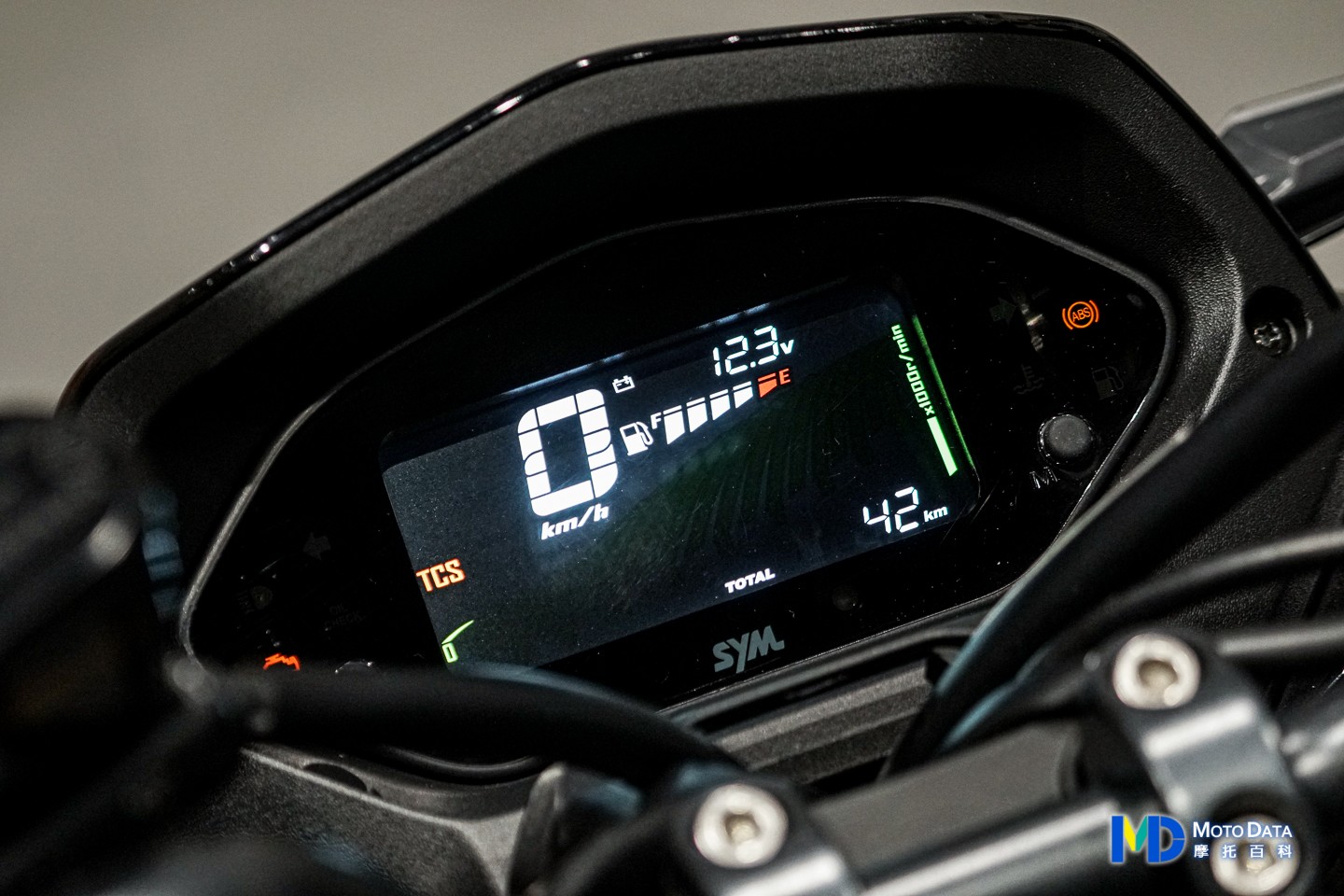【實車採訪】VA 面板儀錶配上新世代引擎！2025 SYM MMBCU 小改款正式發表！ – MOTODATA 摩托百科