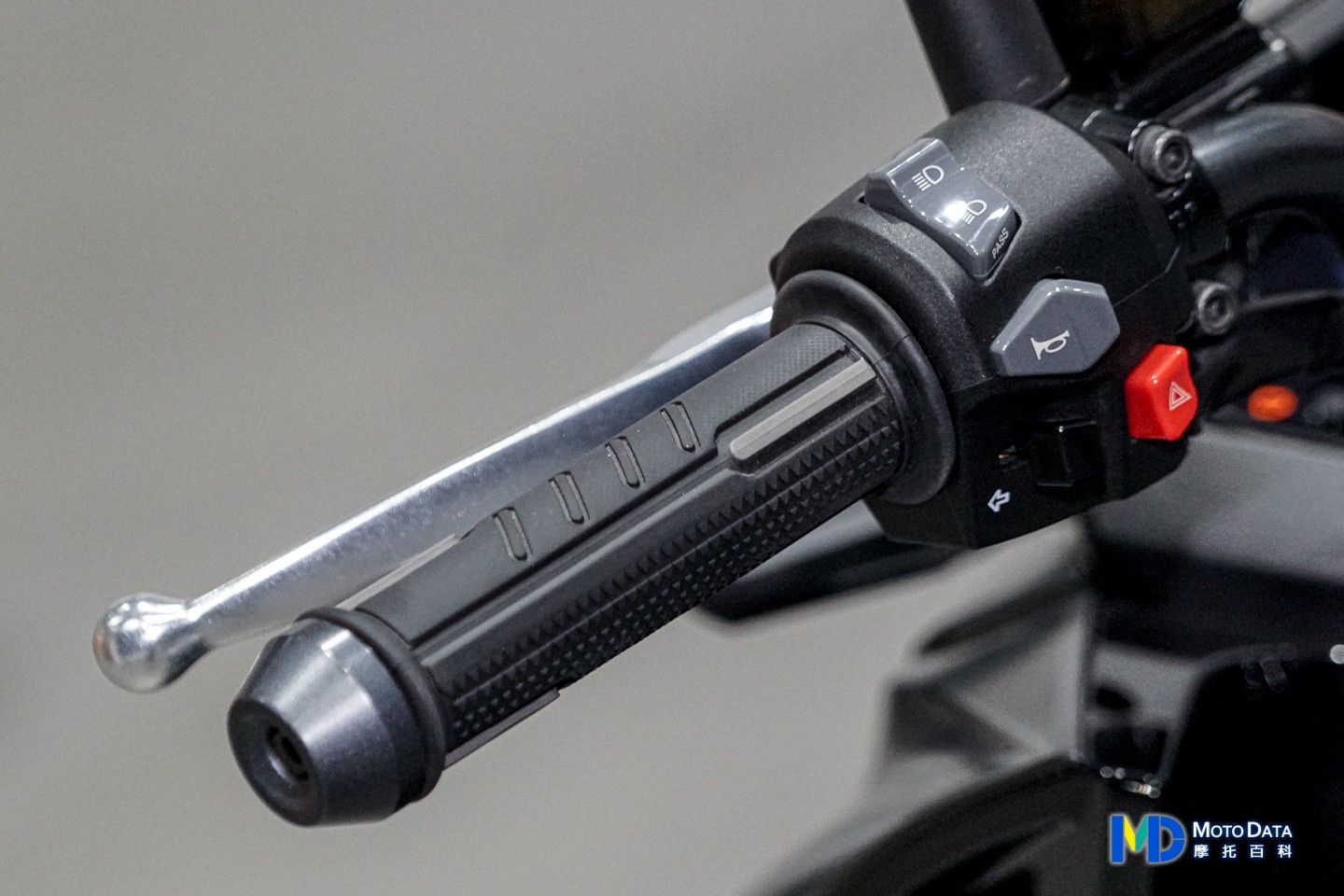 【實車採訪】VA 面板儀錶配上新世代引擎！2025 SYM MMBCU 小改款正式發表！ – MOTODATA 摩托百科