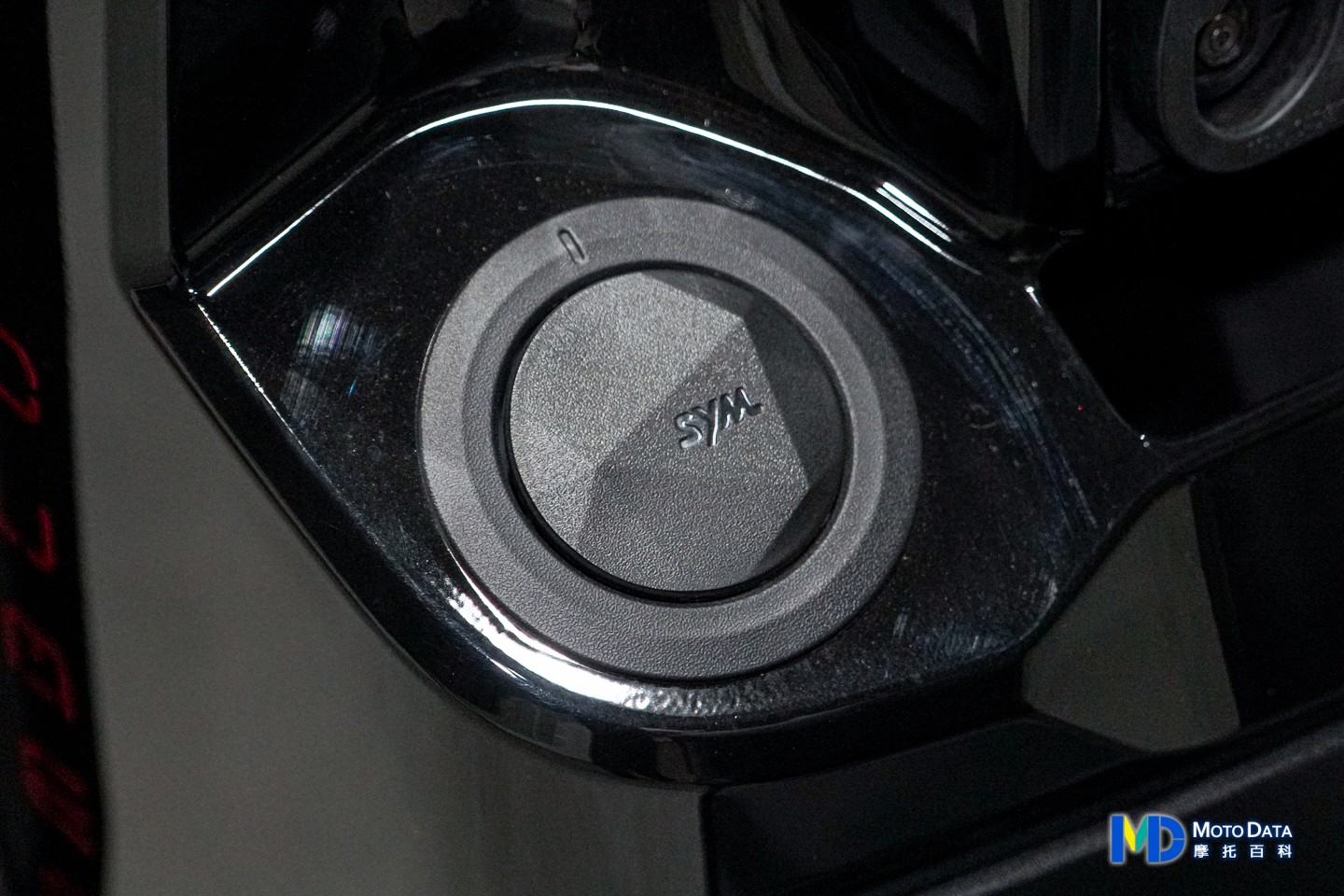 【實車採訪】VA 面板儀錶配上新世代引擎！2025 SYM MMBCU 小改款正式發表！ – MOTODATA 摩托百科