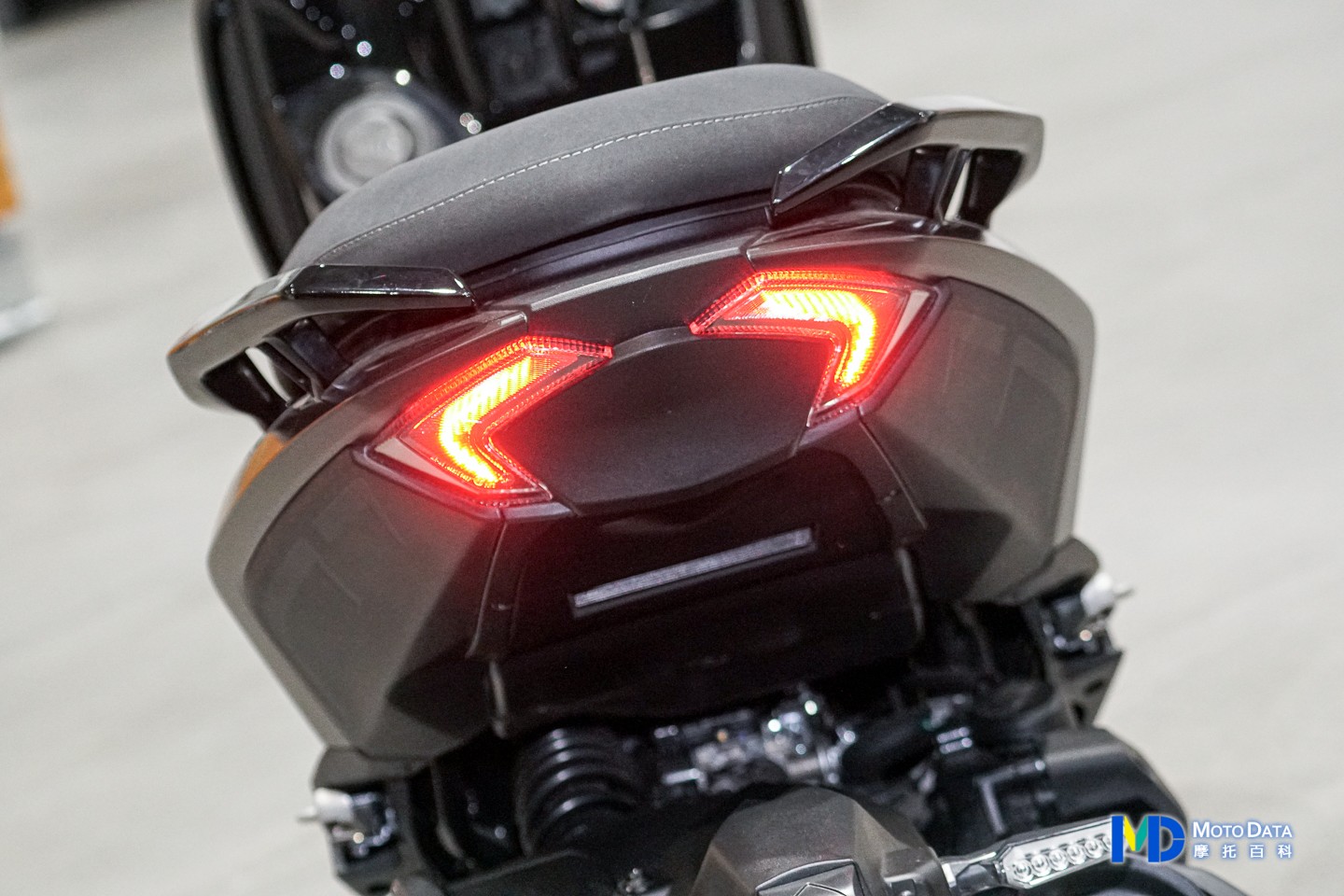 【實車採訪】VA 面板儀錶配上新世代引擎！2025 SYM MMBCU 小改款正式發表！ – MOTODATA 摩托百科