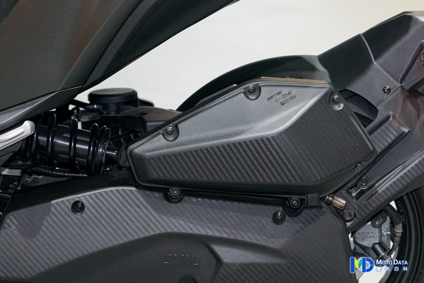 【實車採訪】VA 面板儀錶配上新世代引擎！2025 SYM MMBCU 小改款正式發表！ – MOTODATA 摩托百科